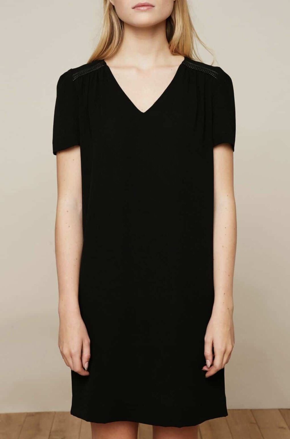 How to Dress Like a Local When You Travel.